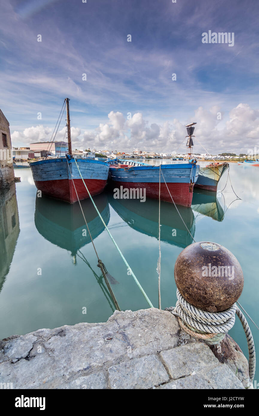 Traditionelle rote thunfisch fischerboote -Fotos und -Bildmaterial in ...