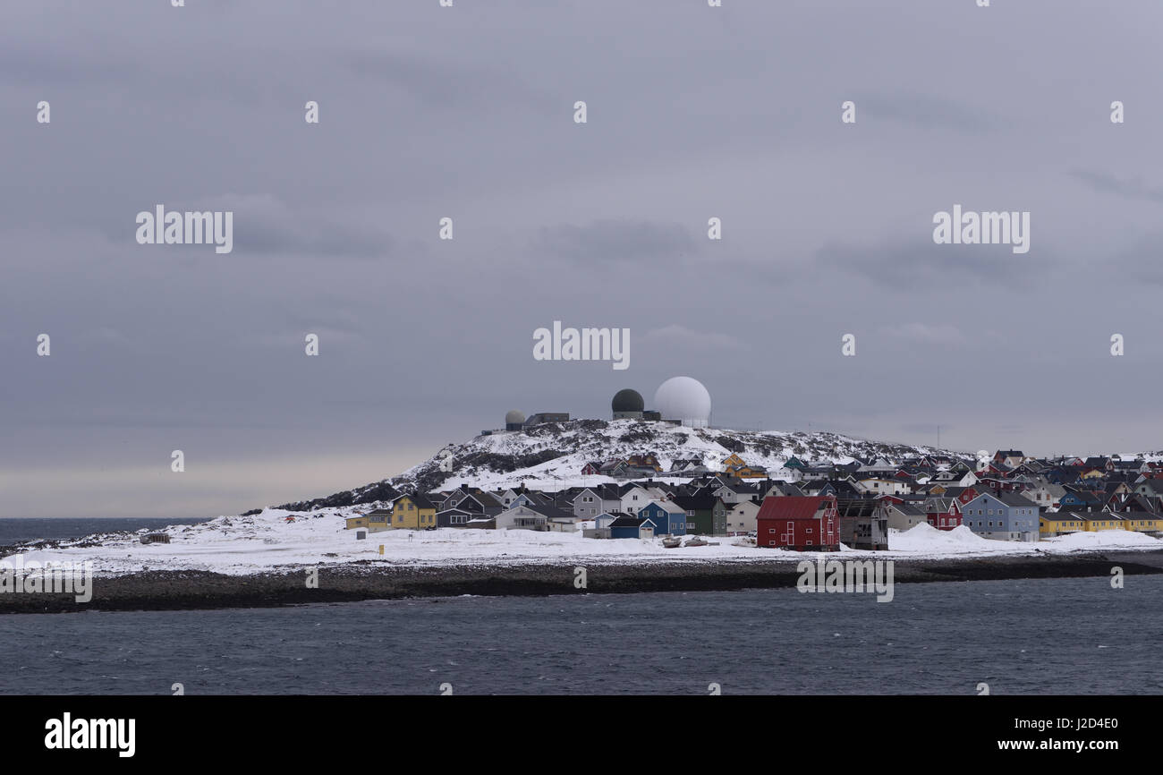 Kuppeln des Globus II-Radar-System oberhalb der Stadt Vardo. Vardo ...