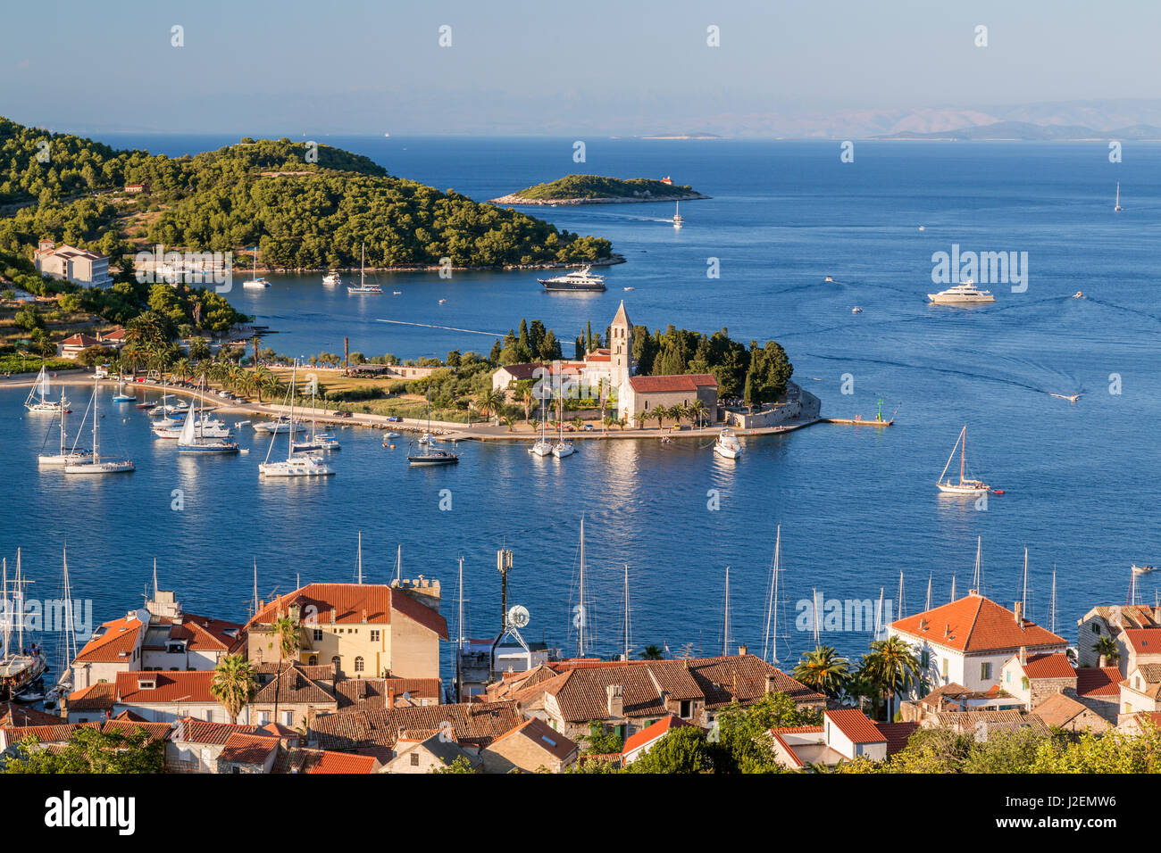 Die Stadt Vis, Franziskanerkloster und Hafen, Insel Vis, Kroatien ...