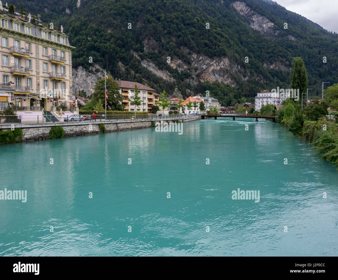 Schweiz, Kanton Bern, Interlaken, Aare River fließt zwischen Thunersee ...