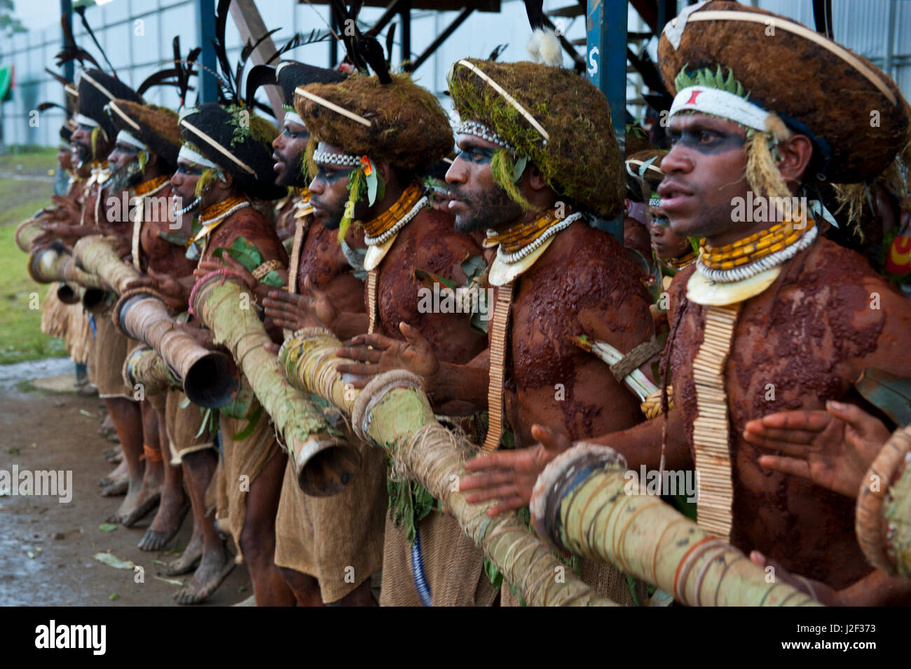 Bunte Kleidung und Gesicht gemalt lokalen Stämme feiert die ...