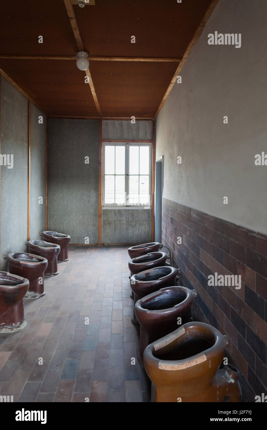 Concentration camp toilet -Fotos und -Bildmaterial in hoher Auflösung ...
