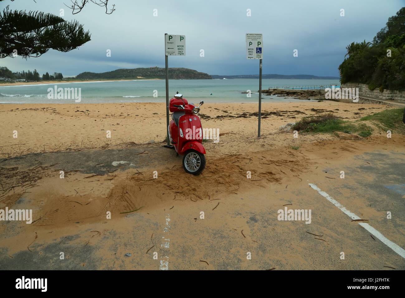 Ein roten Motorroller Vespa Sprint in Palm Beach an Sydneys Nordstrände ...