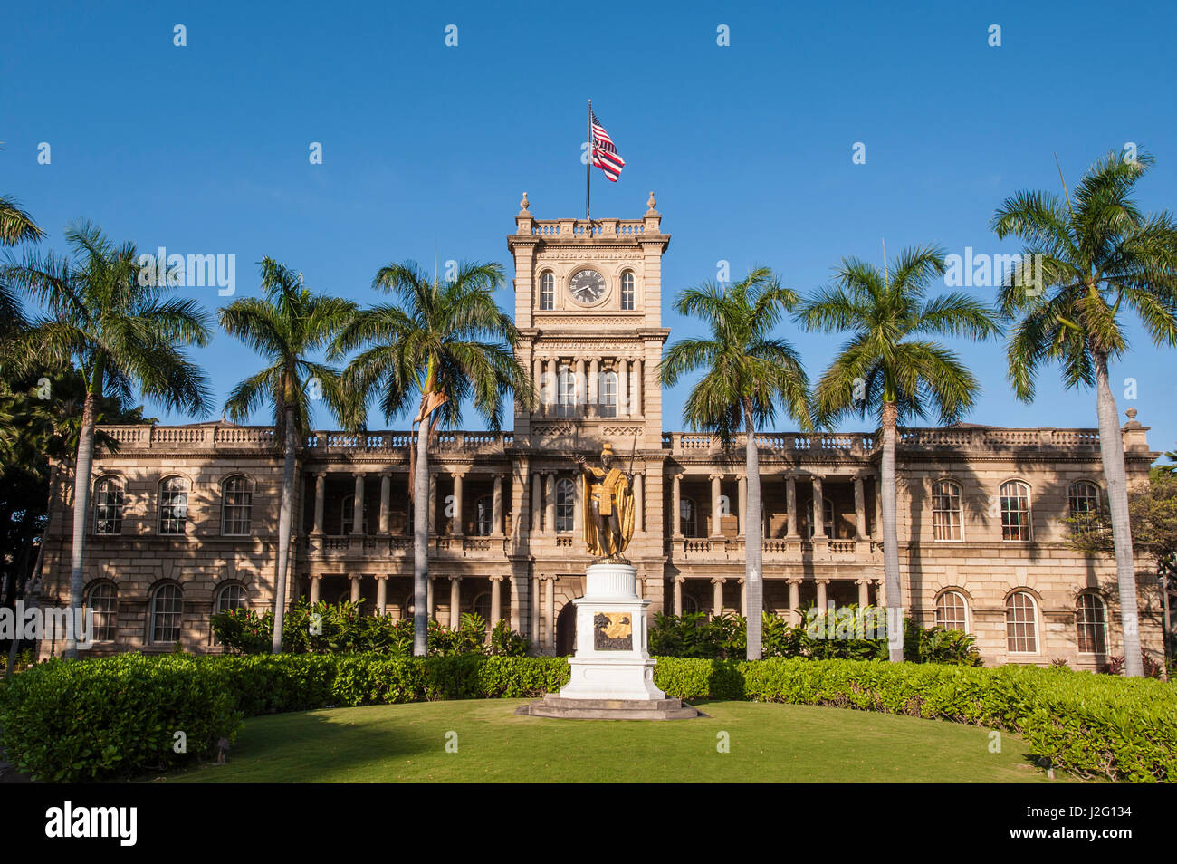 King Kamehameha Statue steht vor Aliiolani Hale (Hawaii State Supreme ...