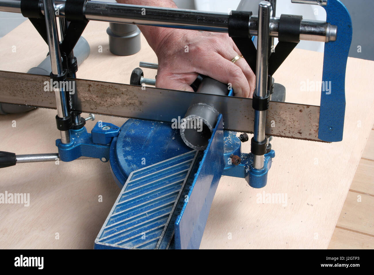 Pvc rohr schneiden -Fotos und -Bildmaterial in hoher Auflösung – Alamy