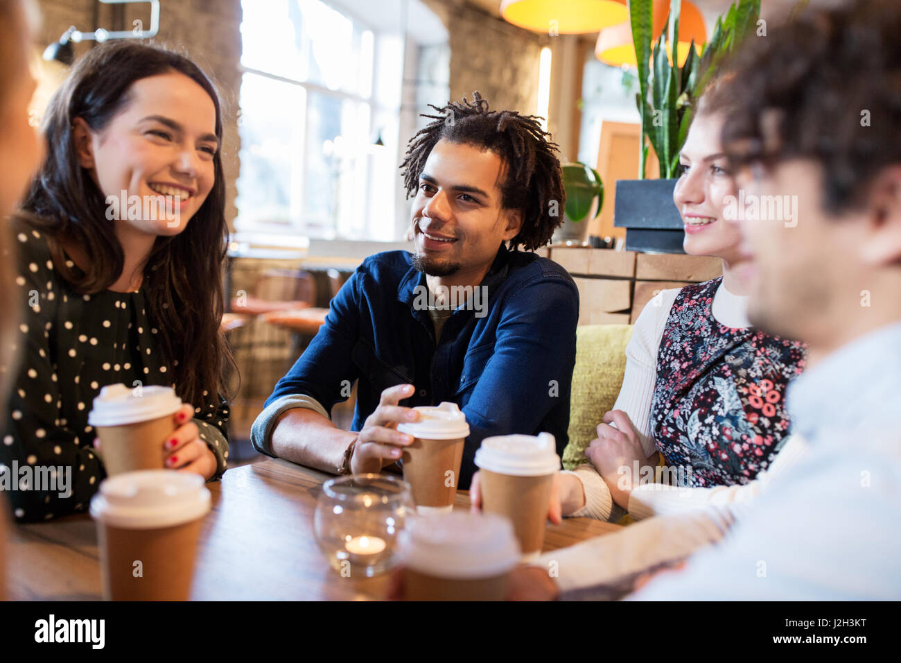 Glückliche Freunde trinken Kaffee im restaurant Stockfotografie - Alamy