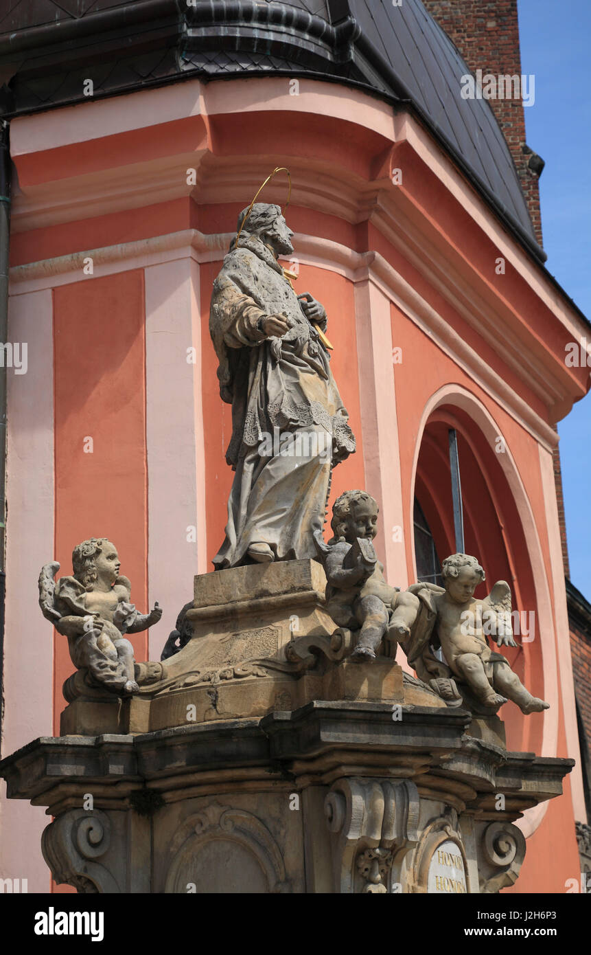 Nepomuk-Statue an der Basilika des Heiligen Jakobus und der Heiligen ...