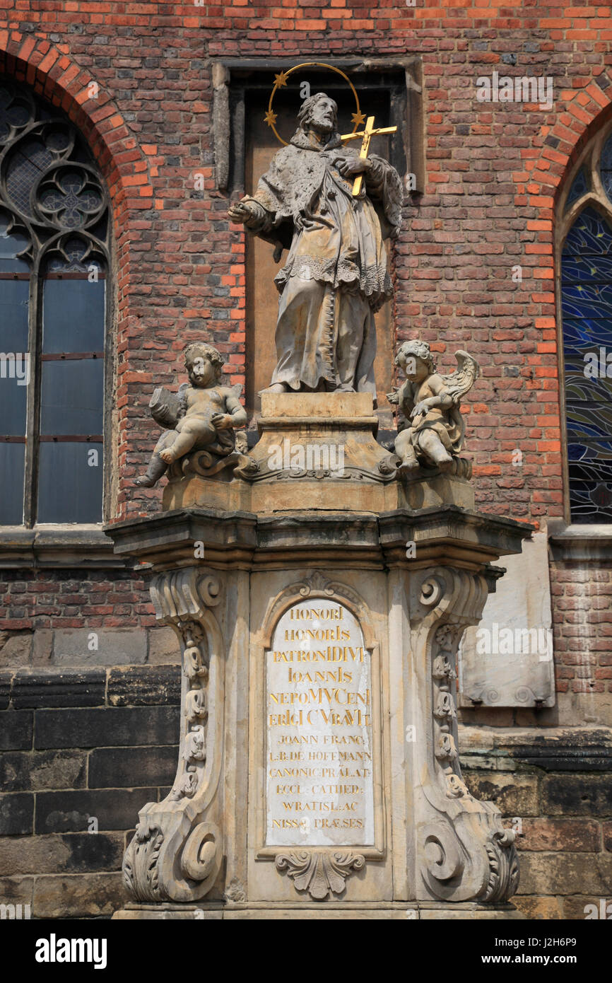 Nepomuk-Statue an der Basilika des Heiligen Jakobus und der Heiligen ...