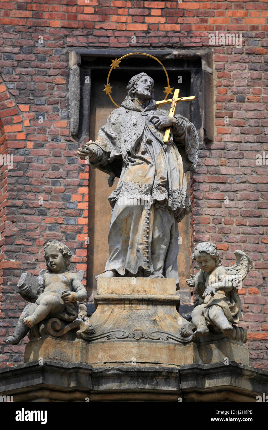 Nepomuk-Statue an der Basilika des Heiligen Jakobus und der Heiligen ...