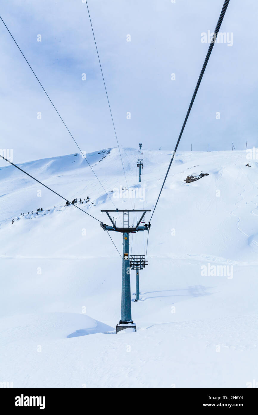 Berge ski Resort. Seilbahn. Winter in den Schweizer Alpen. Bergbahn ...