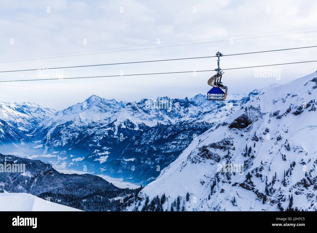 Berge ski Resort. Seilbahn. Winter in den Schweizer Alpen. Bergbahn ...
