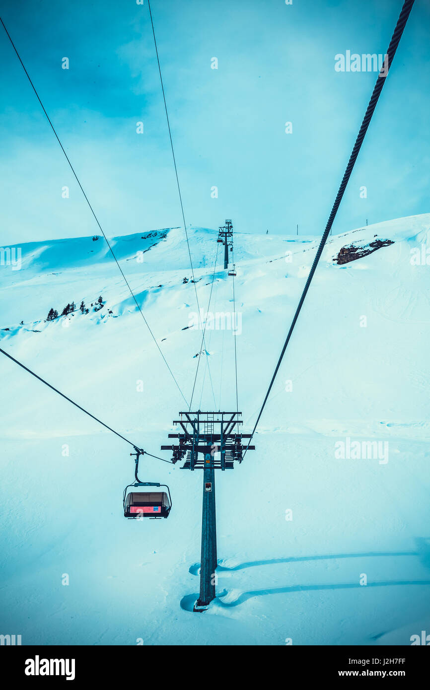 Berge ski Resort. Seilbahn. Winter in den Schweizer Alpen. Bergbahn ...