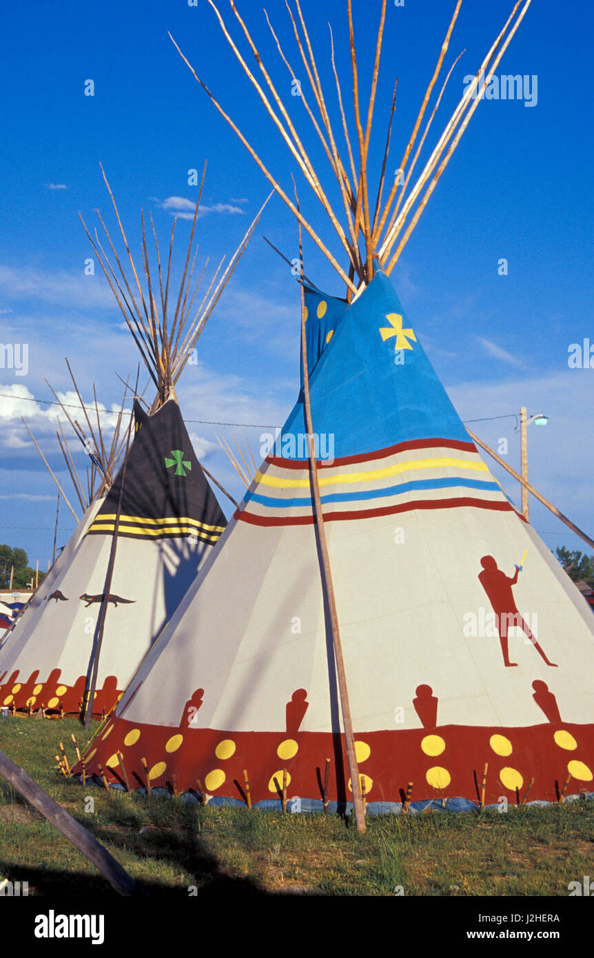 Bunt bemalt mit dekorativen Designs auf Blackfeet Tipis hergestellt aus ...