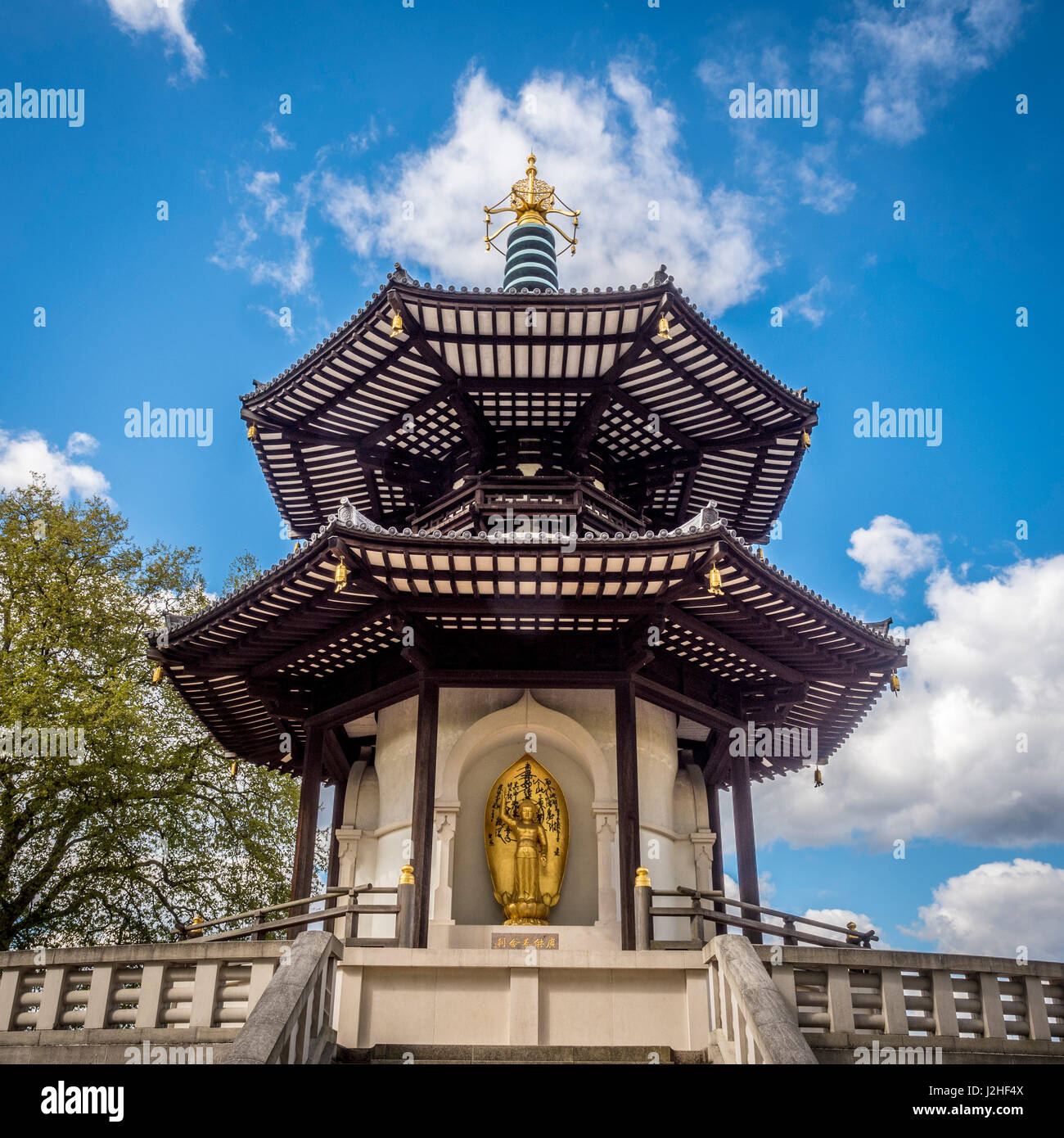 The london peace pagoda in thames battersea park london borough -Fotos ...