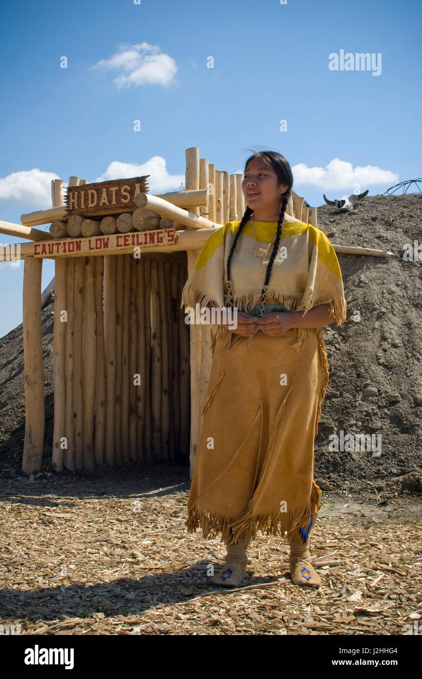 Frau, gekleidet in traditionellen Damen Kleid der Mandan-Indianer führt ...
