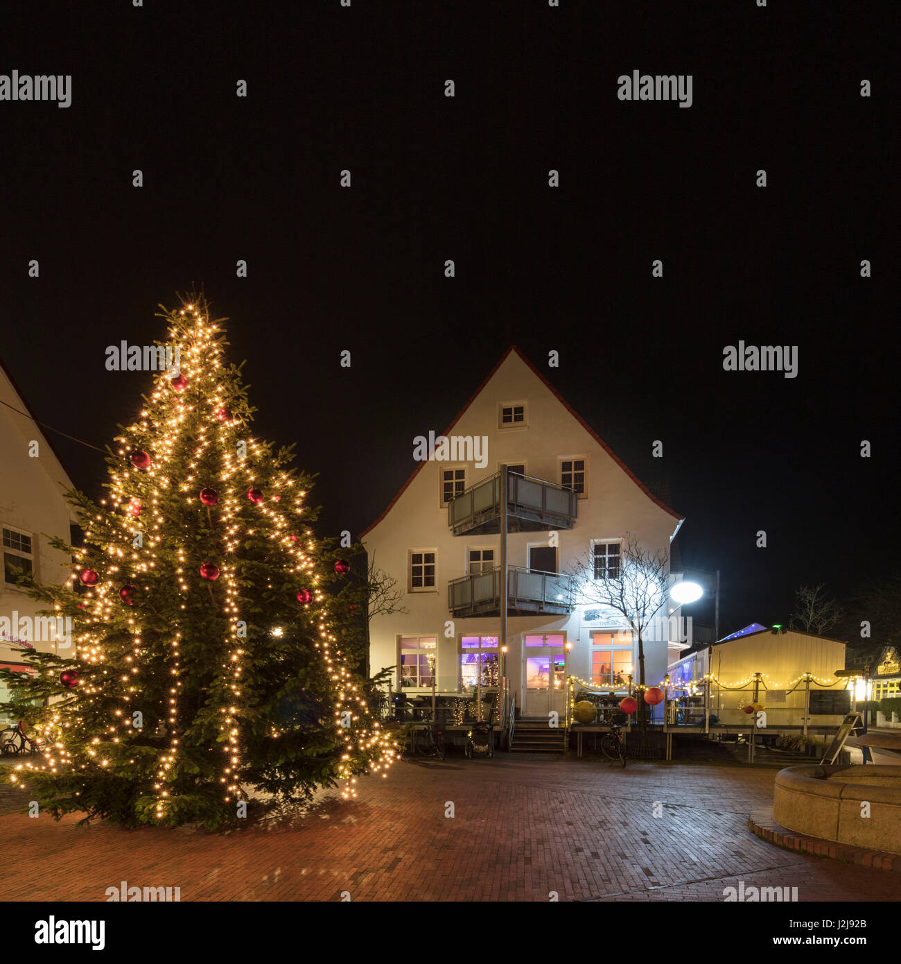 Weihnachtsbaum auf Wangerooge im Orstkern, Weihnachten, Deutschland ...