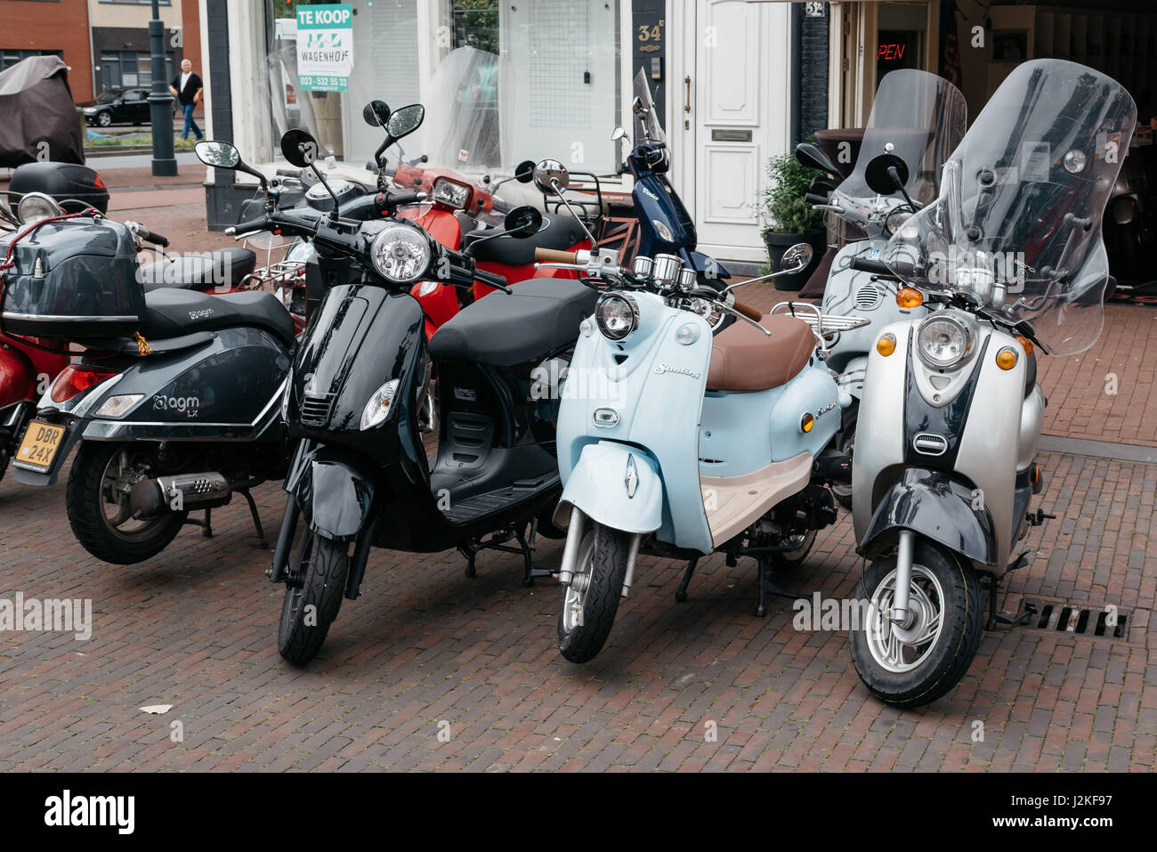 3 motorroller geparkt -Fotos und -Bildmaterial in hoher Auflösung – Alamy