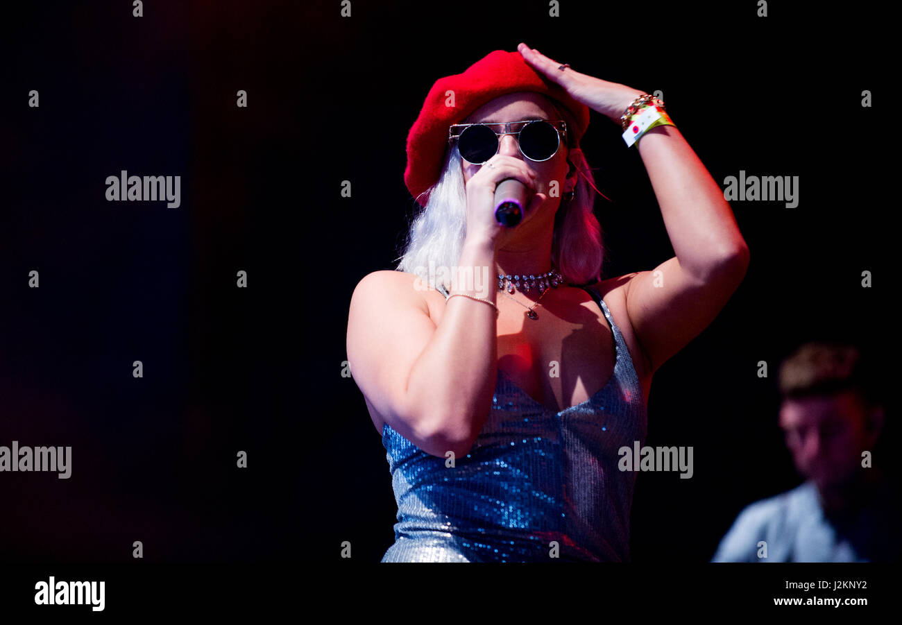 Anne marie und robin -Fotos und -Bildmaterial in hoher Auflösung – Alamy