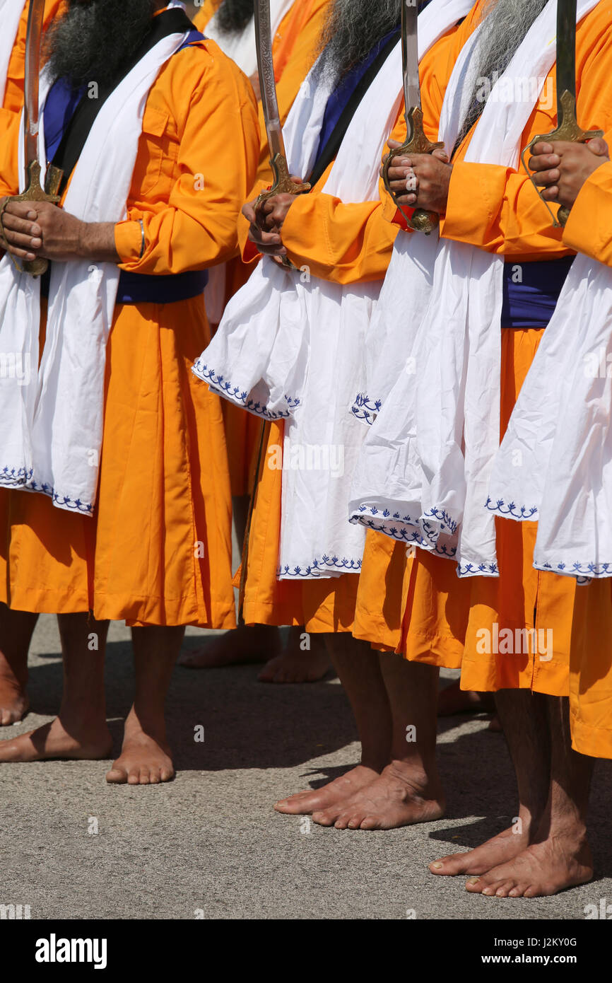 viele barfuß Männer mit Schwertern und orange Kleidung Druing ein Sikh ...