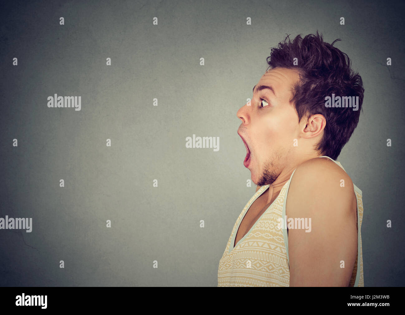 Mann profil geschockt -Fotos und -Bildmaterial in hoher Auflösung – Alamy