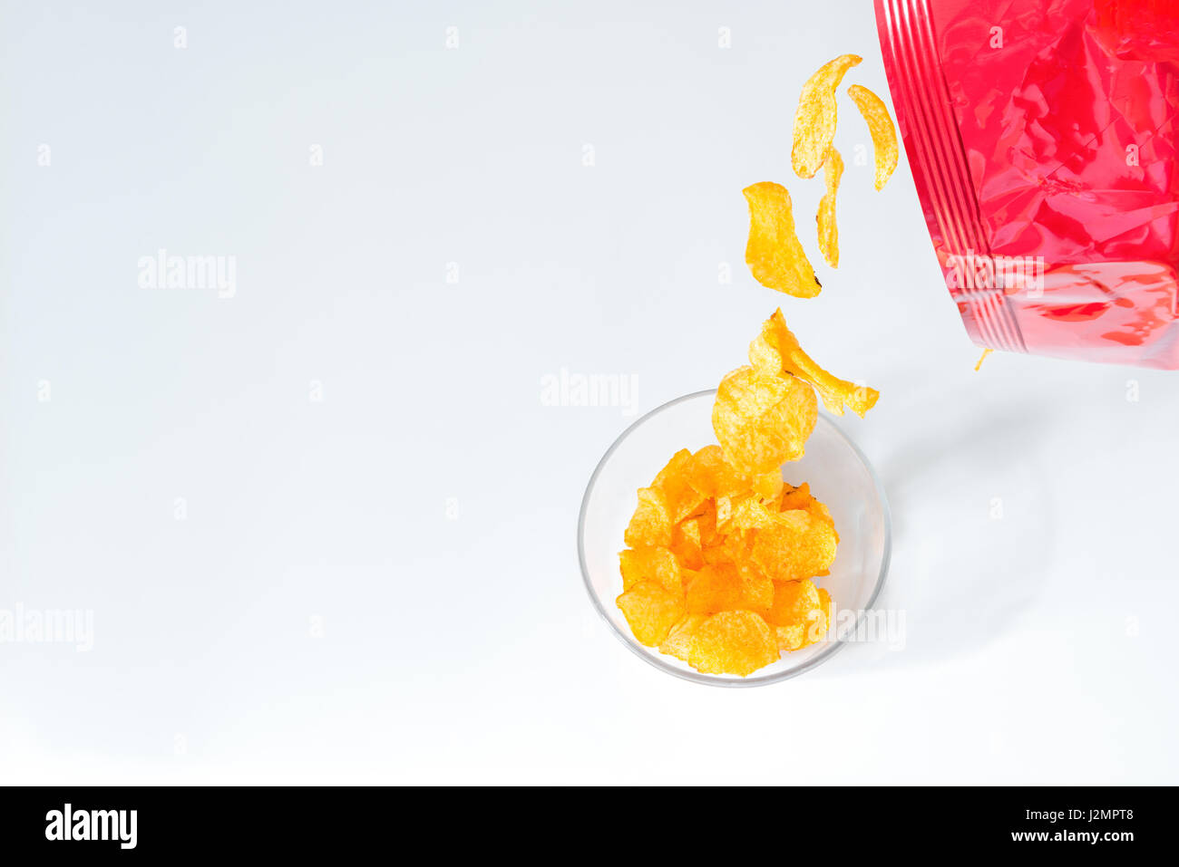 Kartoffelchips Fallen Aus Einer Packung Chips In Stockfotos und -bilder ...