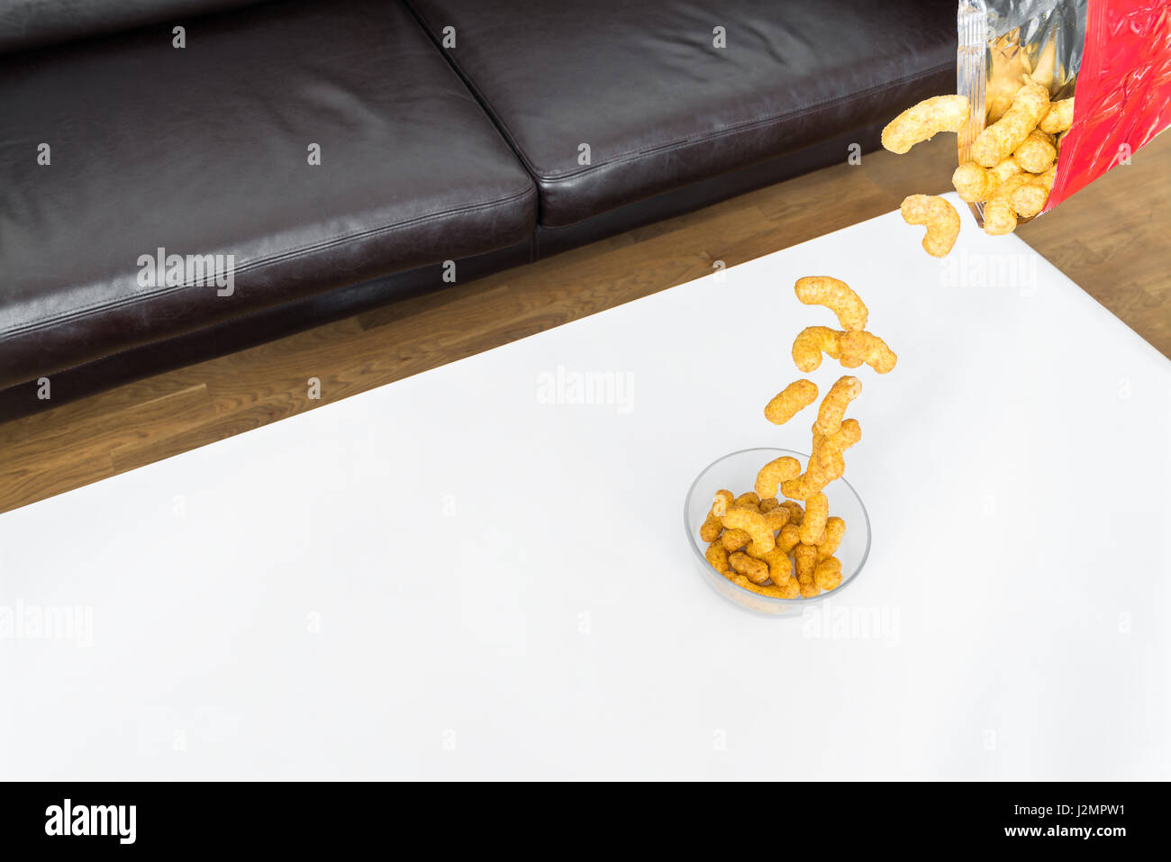 Kartoffelchips fallen aus einer packung chips in -Fotos und ...