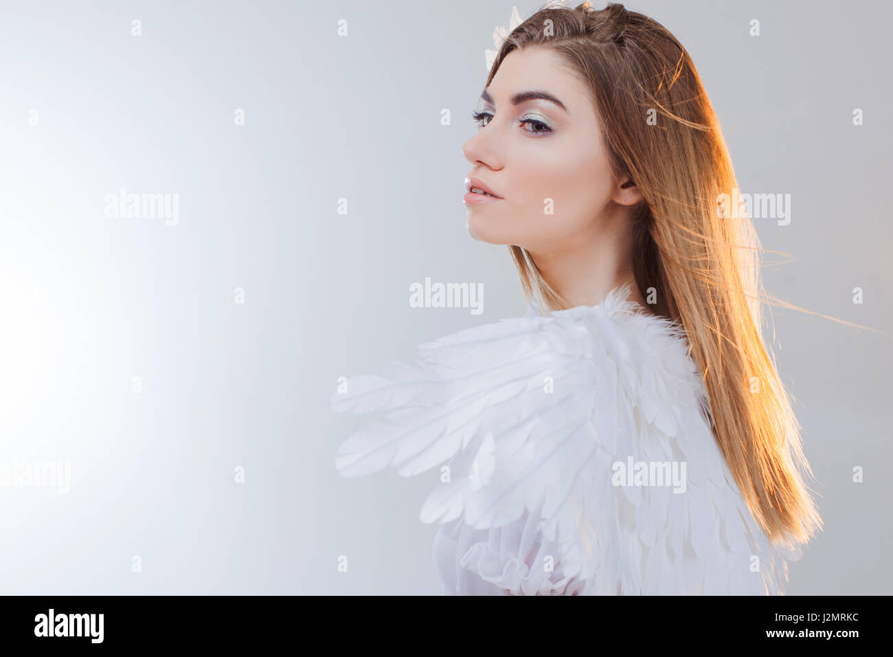 Engelhafte junge frau -Fotos und -Bildmaterial in hoher Auflösung – Alamy