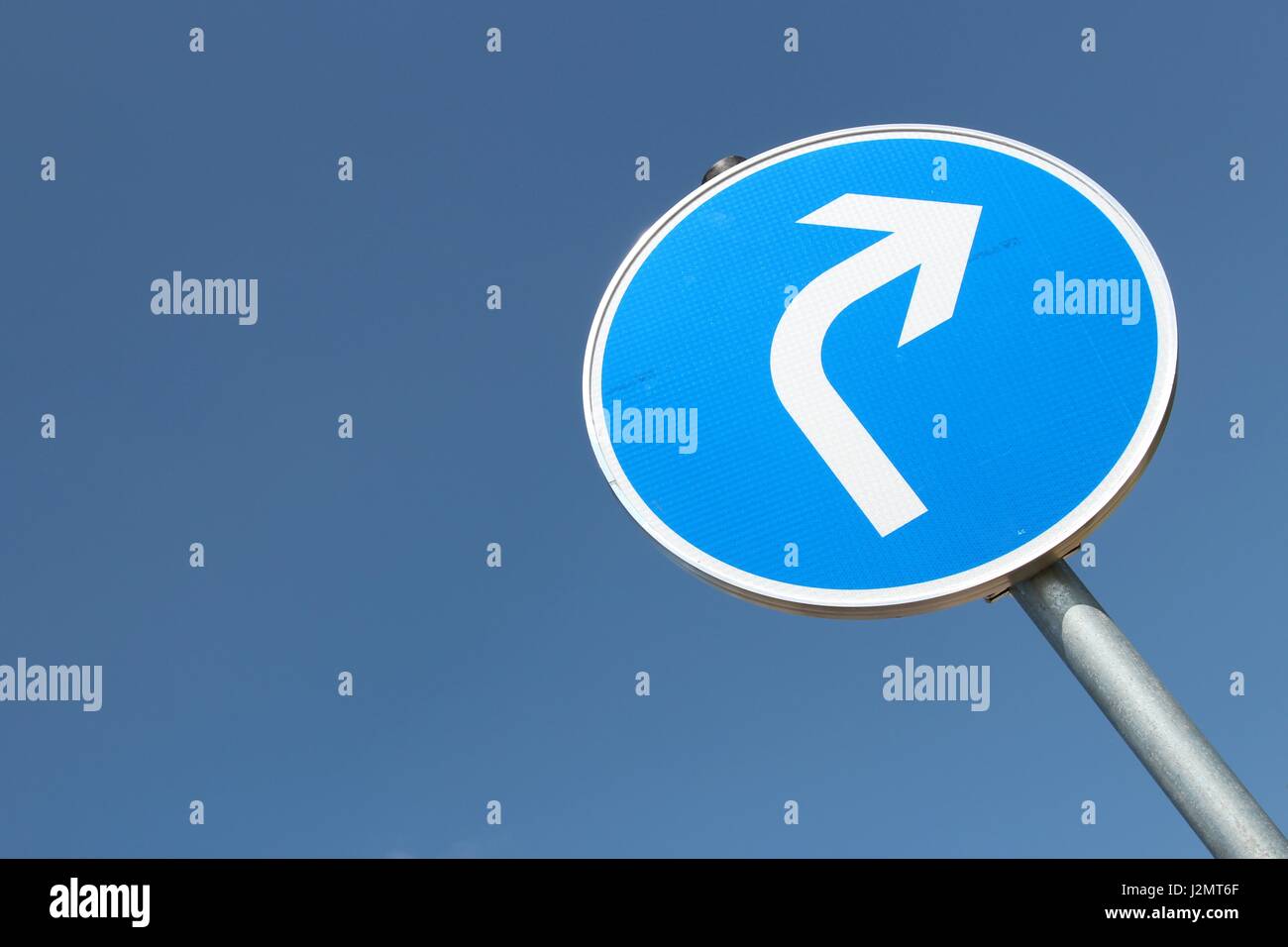 Deutsche Verkehrszeichen: rechts abbiegen Stockfotografie - Alamy