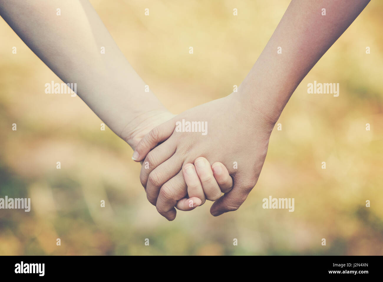 Kinder Hände halten für Unterstützung und Freundschaft, im Freien mit ...