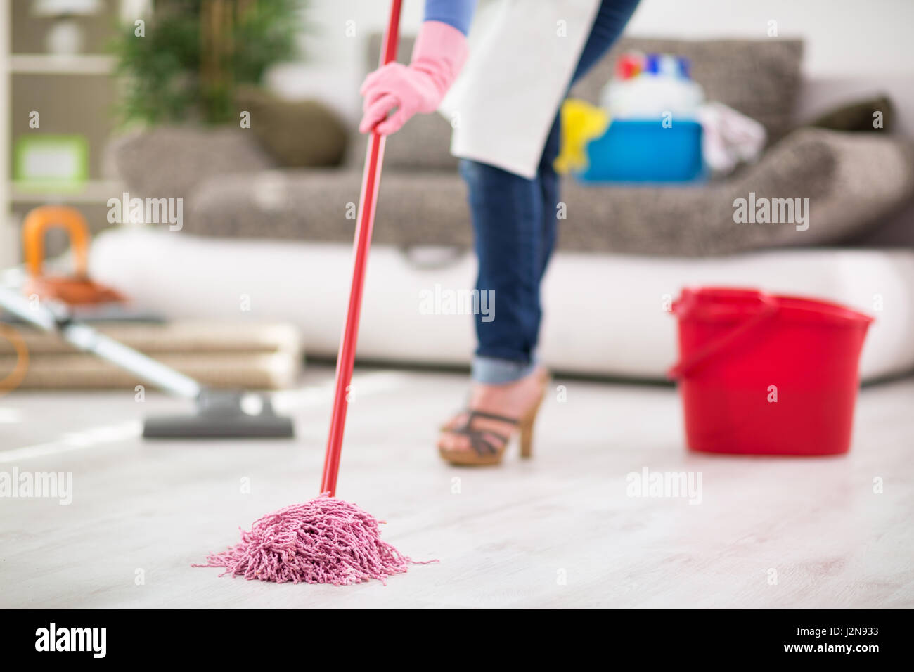 Wischender boden -Fotos und -Bildmaterial in hoher Auflösung – Alamy