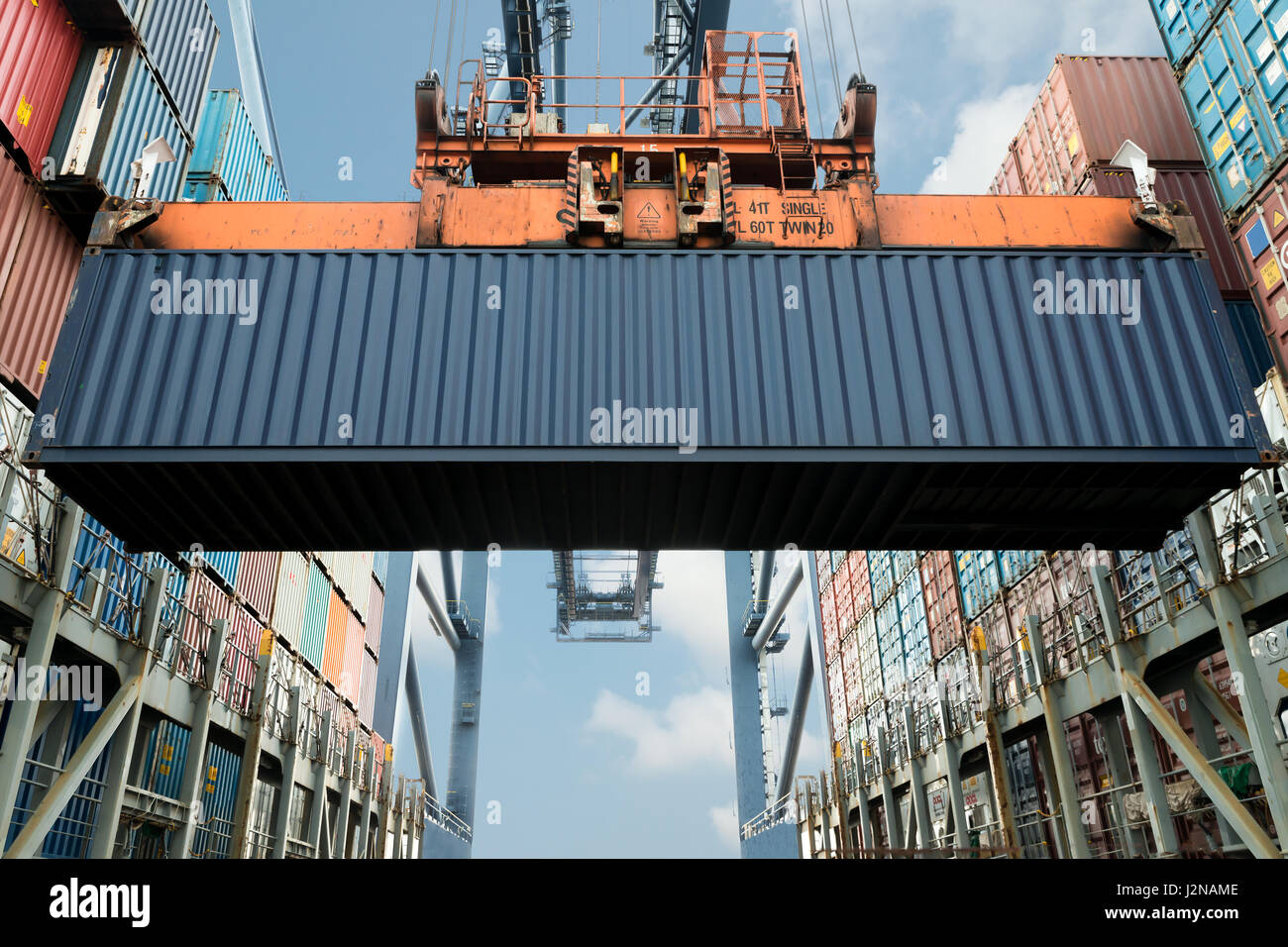 Schiff und kran im hafen -Fotos und -Bildmaterial in hoher Auflösung ...