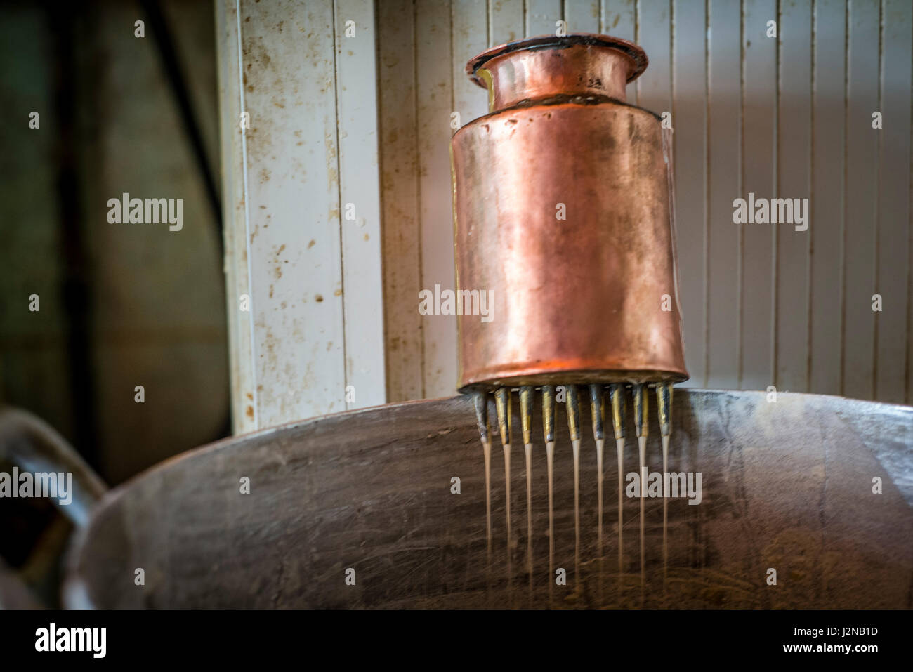 Rustam Hasanov, ein Meister des Baklava, bereitet den Teig in seiner ...