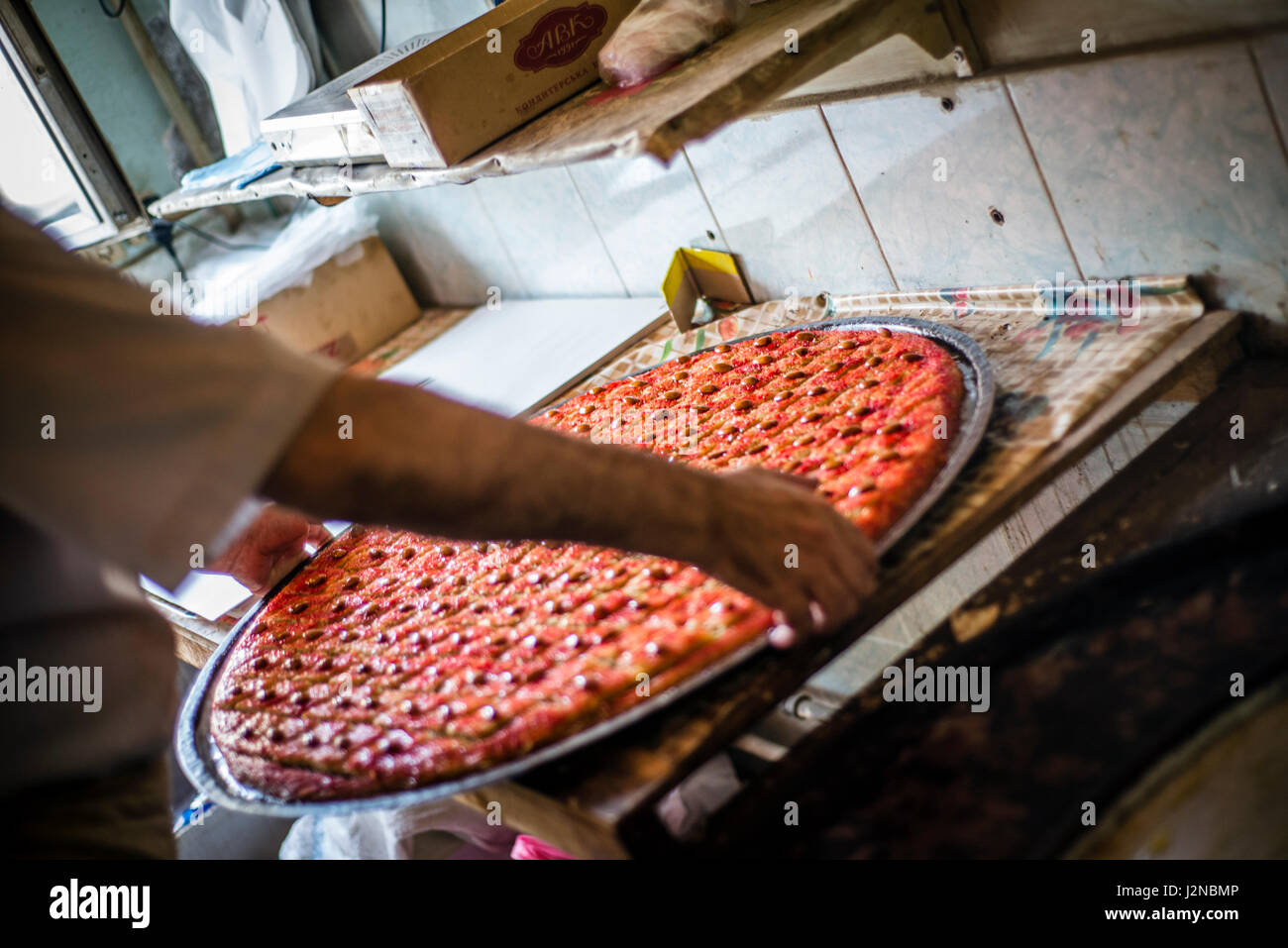 Rustam Hasanov, ein Meister des Baklava, bereitet den Teig in seiner ...