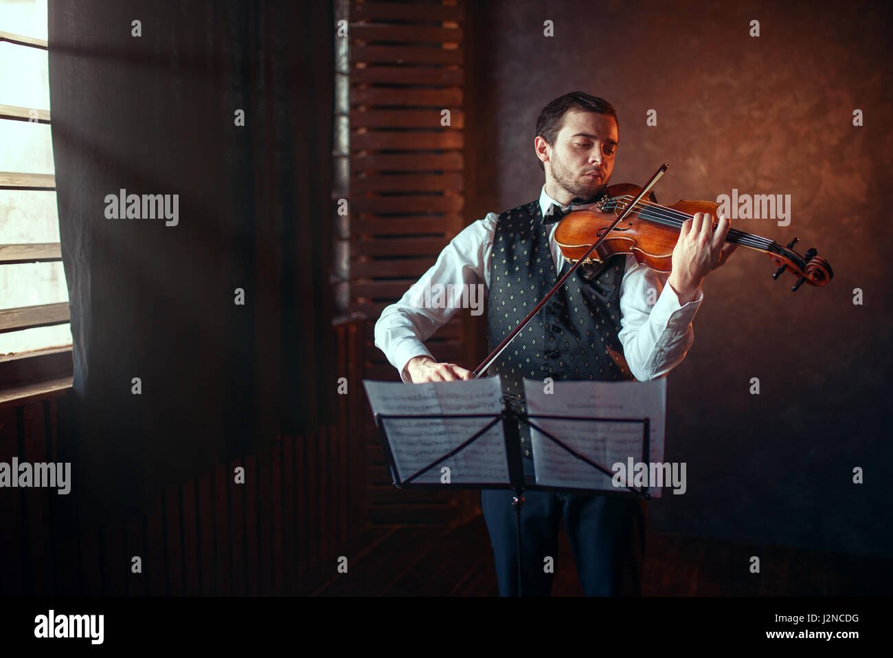 Männlicher geiger -Fotos und -Bildmaterial in hoher Auflösung – Alamy