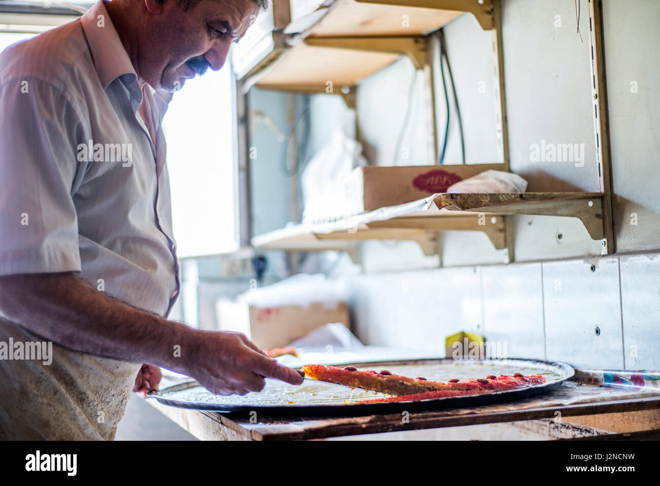 Rustam Hasanov, ein Meister des Baklava, bereitet den Teig in seiner ...