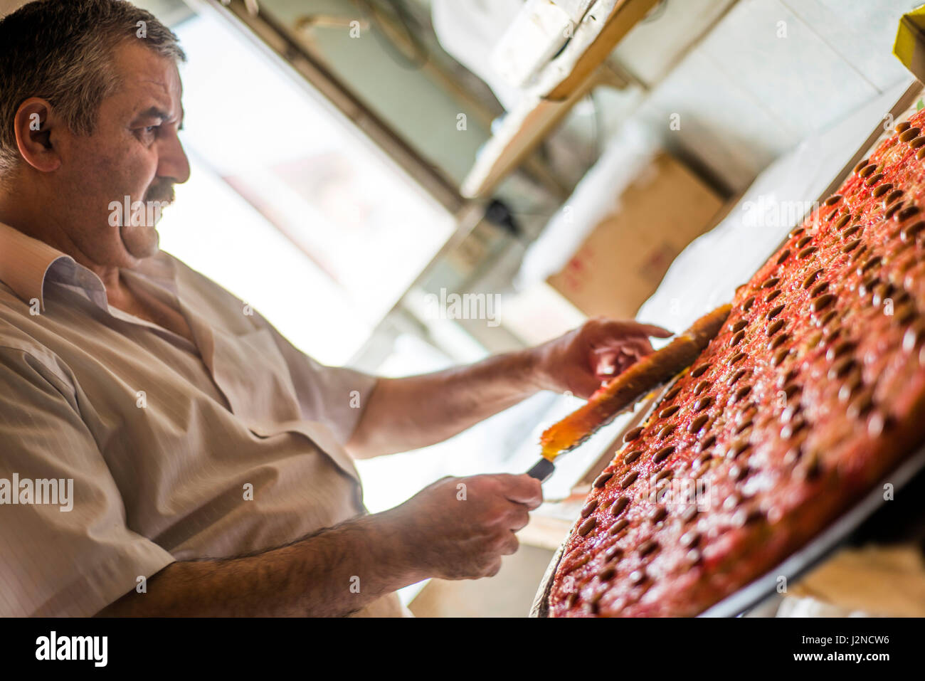 Rustam Hasanov, ein Meister des Baklava, bereitet den Teig in seiner ...