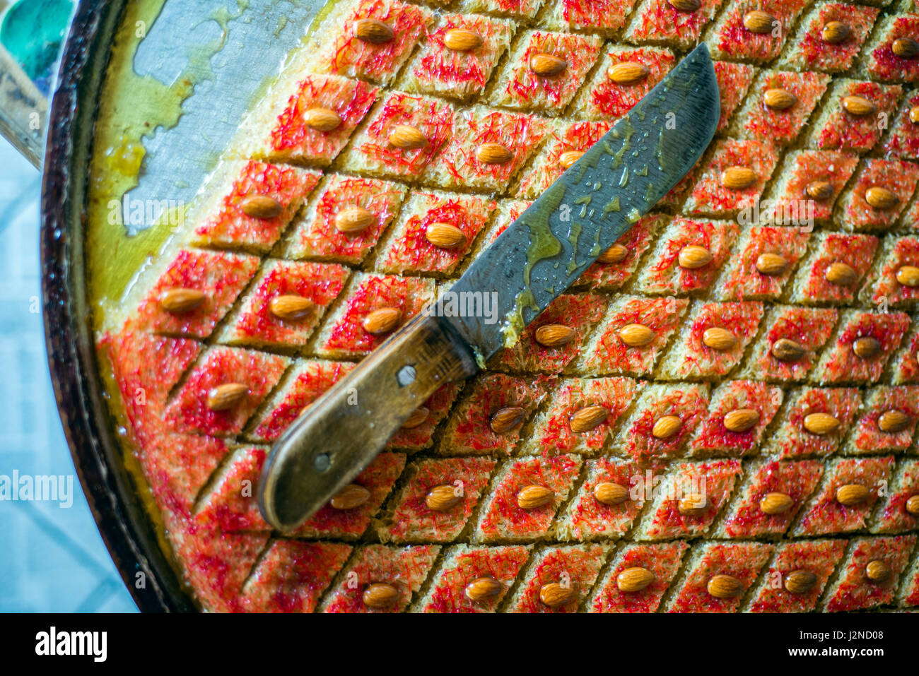 Rustam Hasanov, ein Meister des Baklava, bereitet den Teig in seiner ...