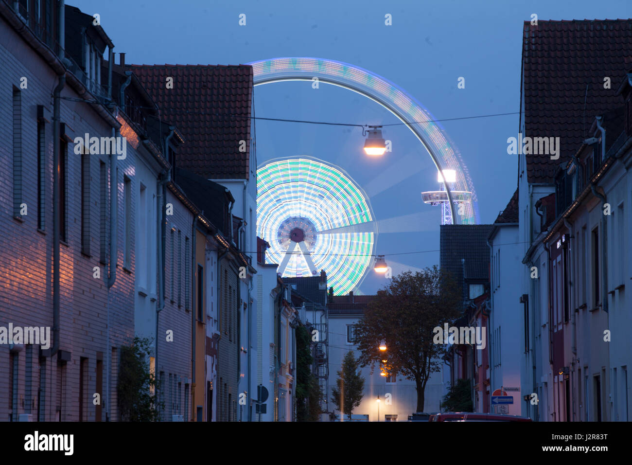 Wohnhaeuser in Findorff Und Riesenrad Vom Bremer Freimarkt Bei ...