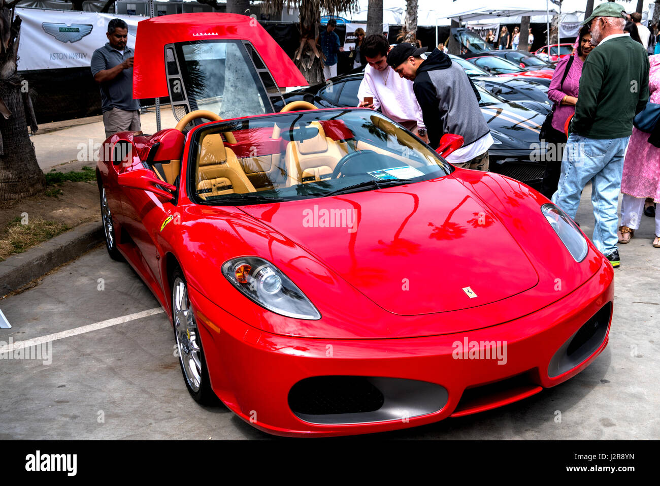 Red ferrari cabrio -Fotos und -Bildmaterial in hoher Auflösung – Alamy