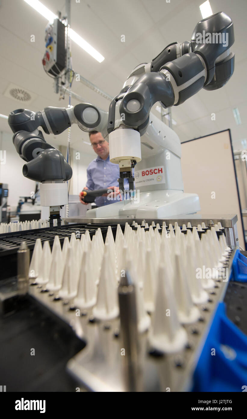 Renningen, Deutschland. 27. April 2017. Ein Arbeiter der Robotik-Labor ...