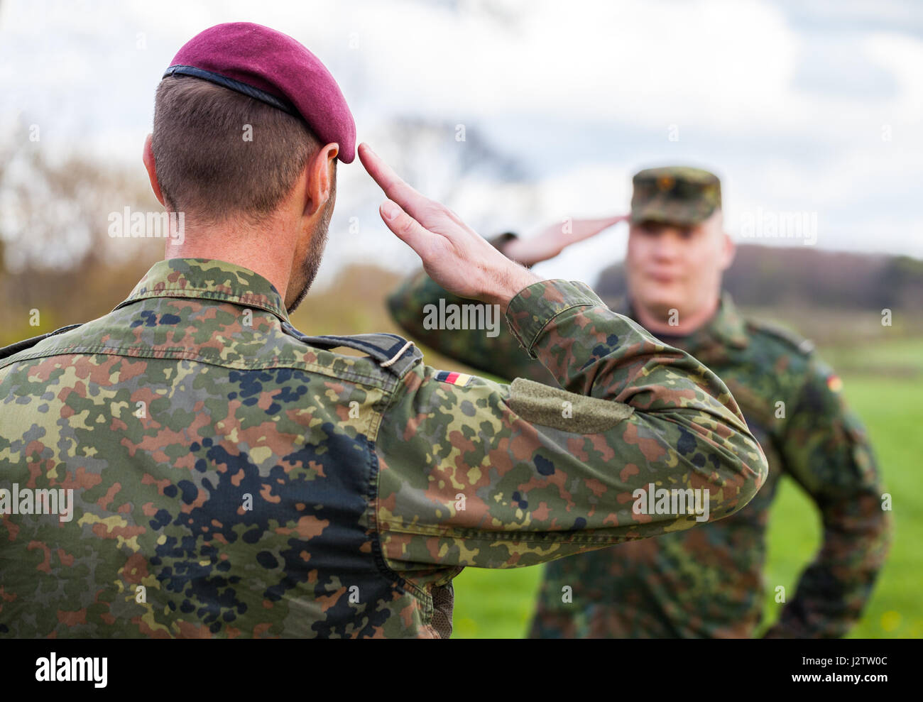 Deutsche soldaten salutieren -Fotos und -Bildmaterial in hoher ...