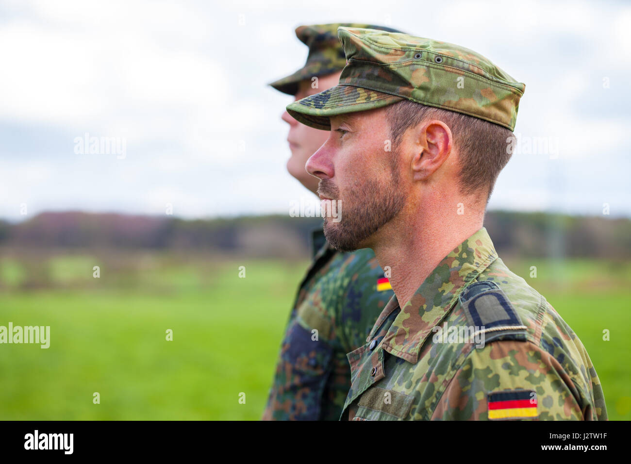 zwei deutsche Soldaten sieht auf die Seite Stockfotografie - Alamy