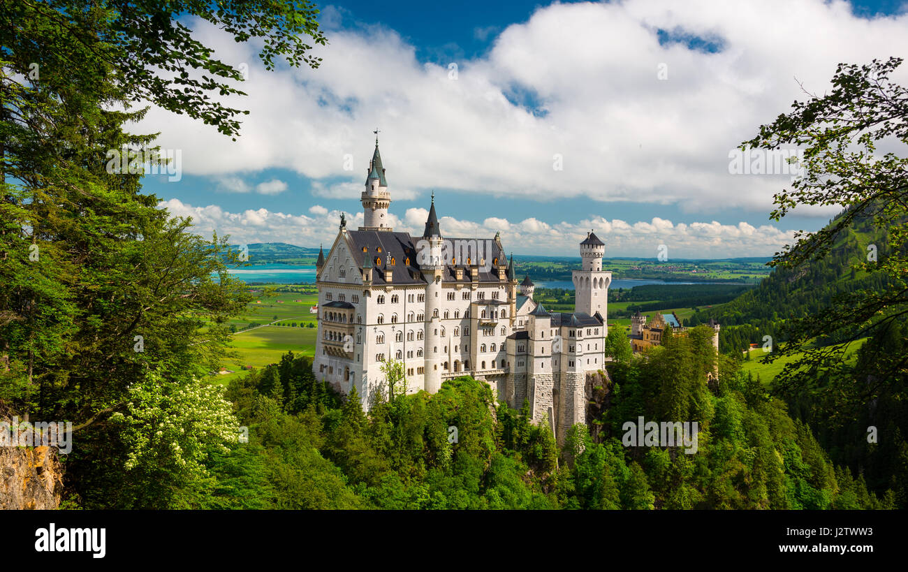 Mittelalterliche Schloss Neuschwanstein. Um den blauen Himmel und die ... Mittelalterliche Schloss Neuschwanstein. Um den blauen Himmel und die ...