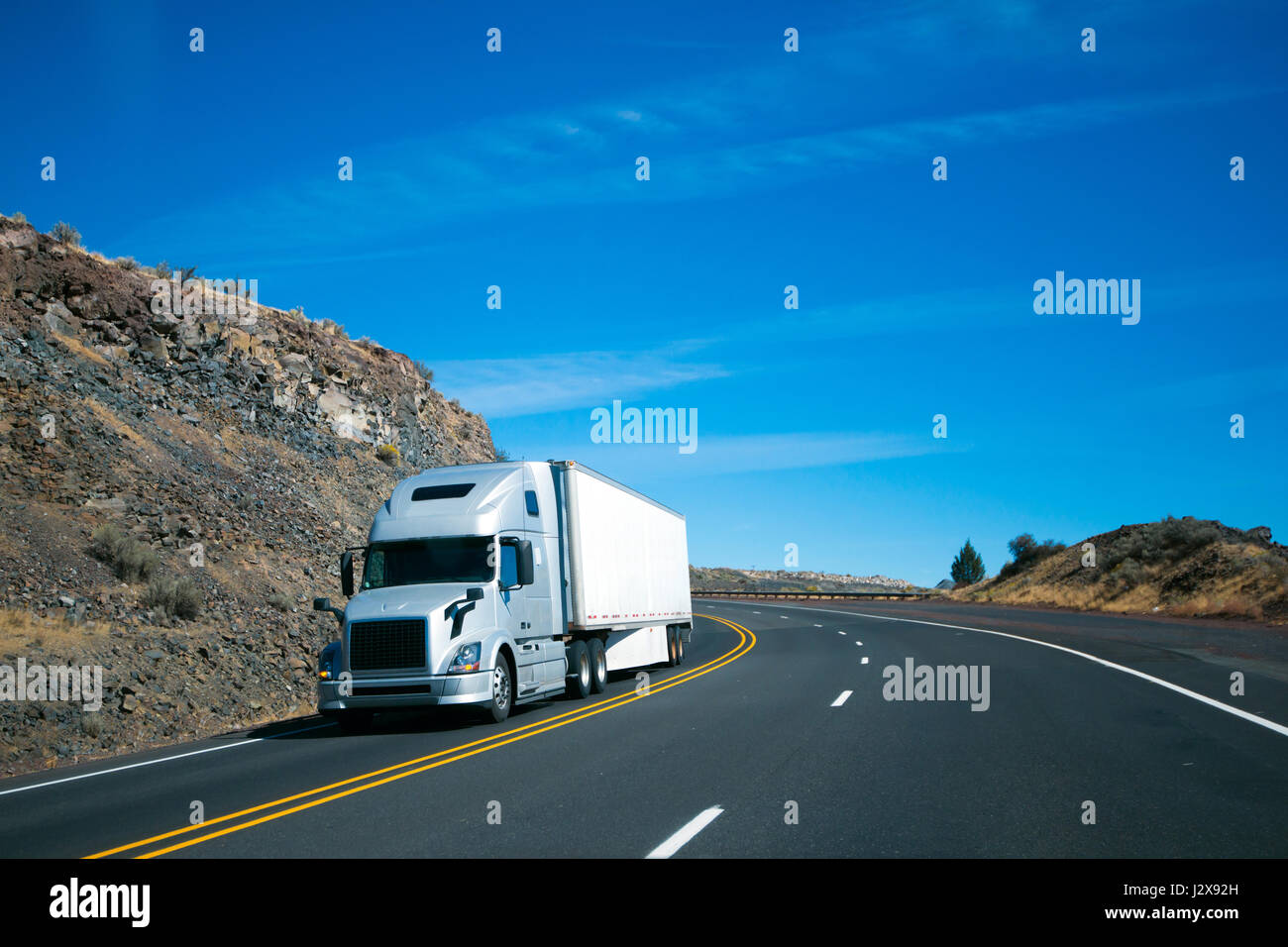 Moderne Langstrecken kommerzielle Fracht pro Leistung Silber Sattelzug ...