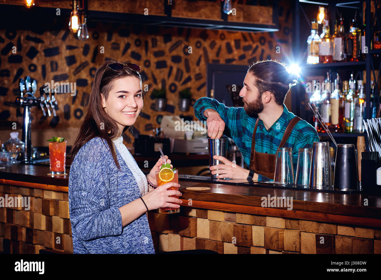 Die theke einer cocktailbar -Fotos und -Bildmaterial in hoher Auflösung ...