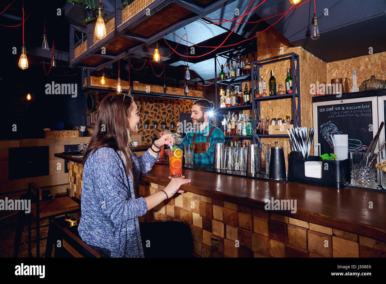 Die theke einer cocktailbar -Fotos und -Bildmaterial in hoher Auflösung ...