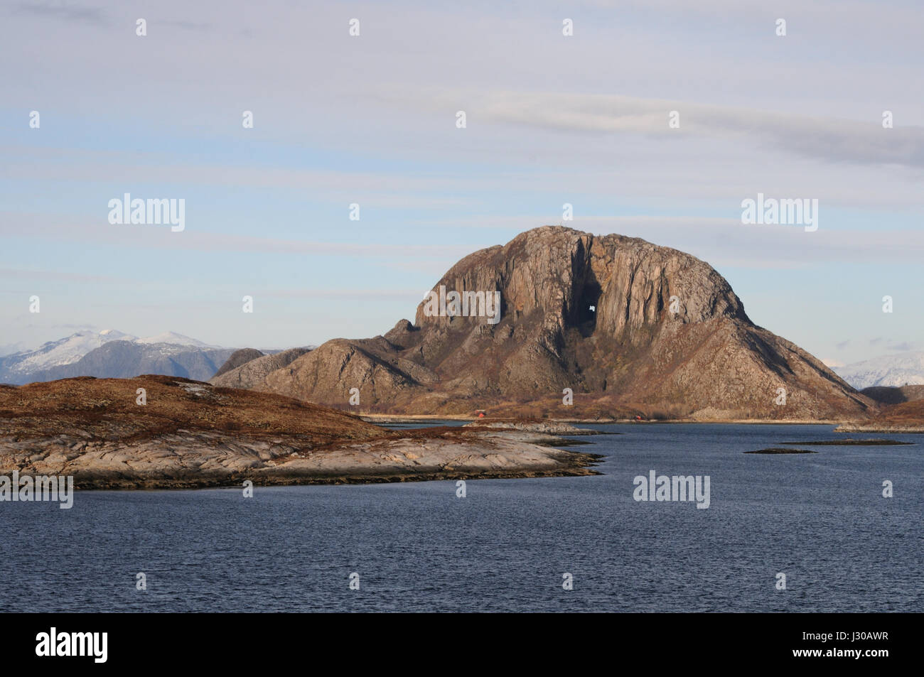 Torghatten, ein Granit-Berg mit einem Loch in der Mitte. Der Legende ...