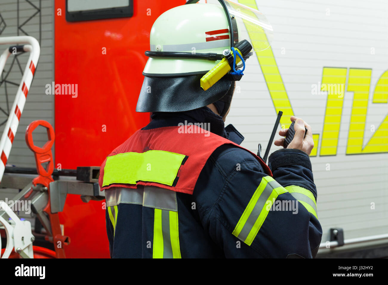 Deutsche Feuerwehr-Führer in einer Feuerwehr mit Walkie-Talkie ...