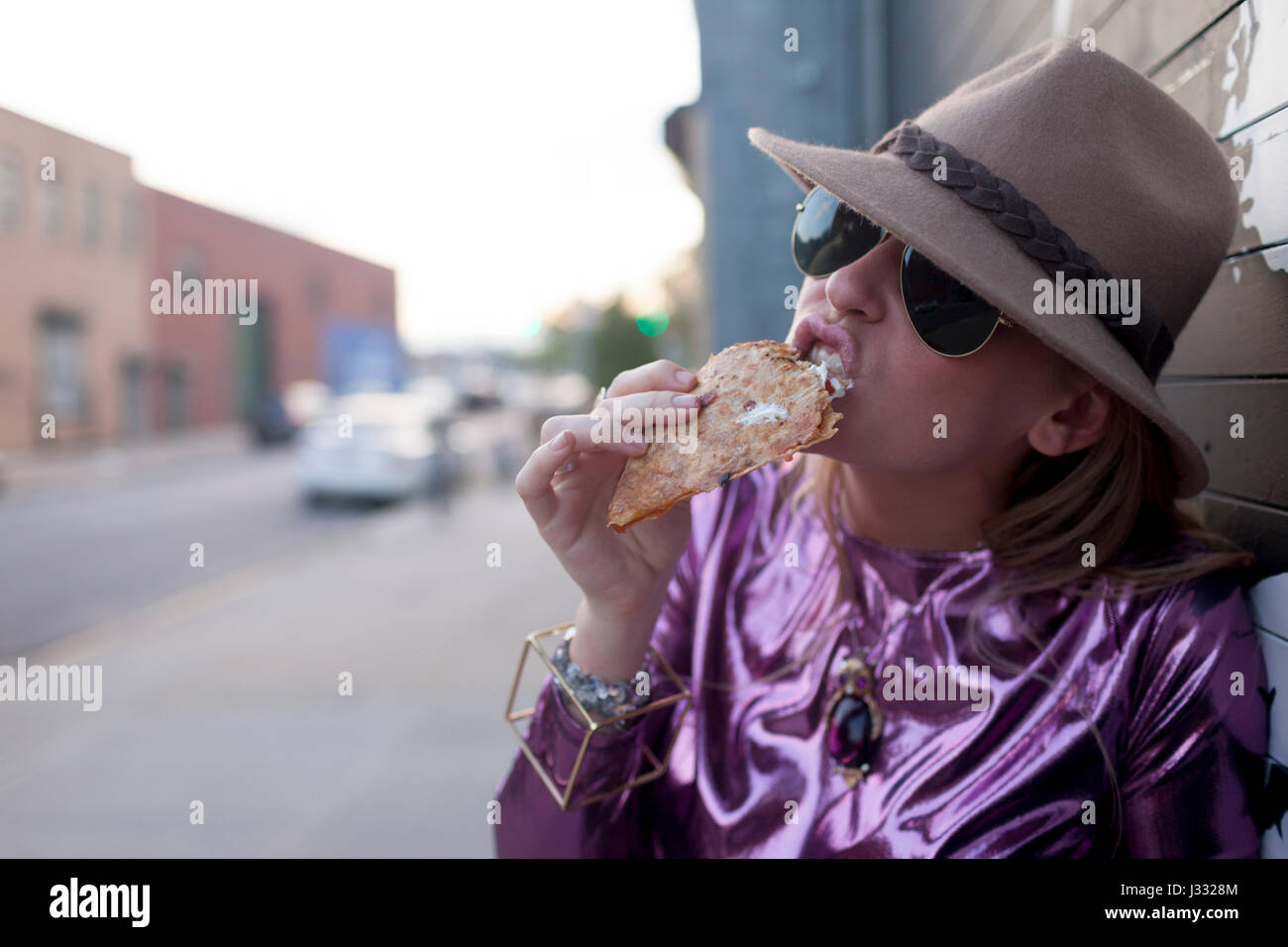 Essen ist liebe -Fotos und -Bildmaterial in hoher Auflösung – Alamy