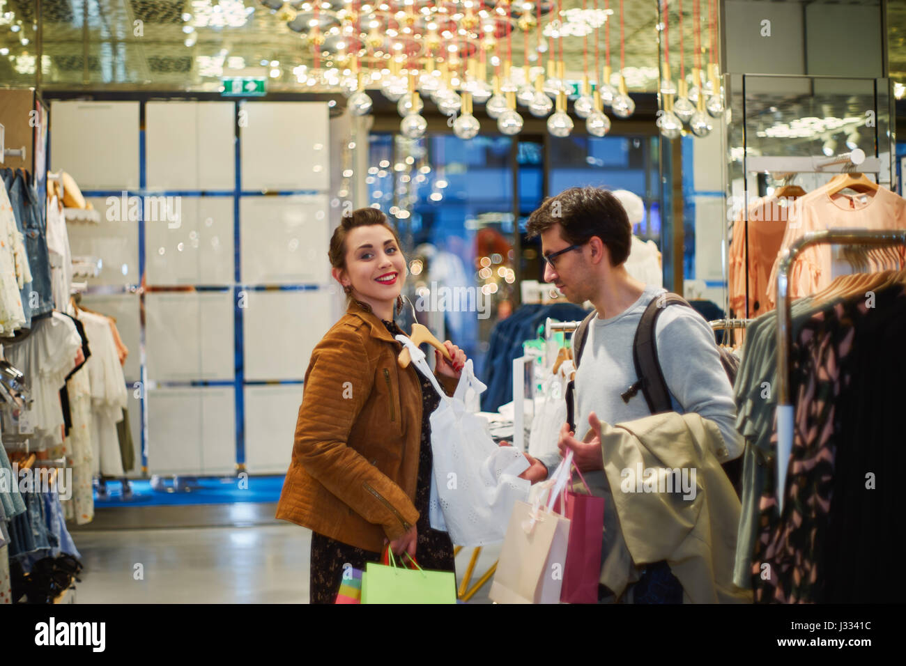 Frau shopping auswahl kauf -Fotos und -Bildmaterial in hoher Auflösung ...
